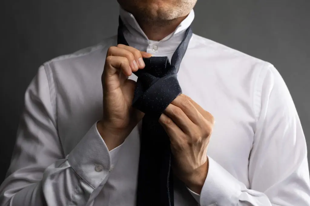 How to Tie a Half Windsor Knot - The Modest Man