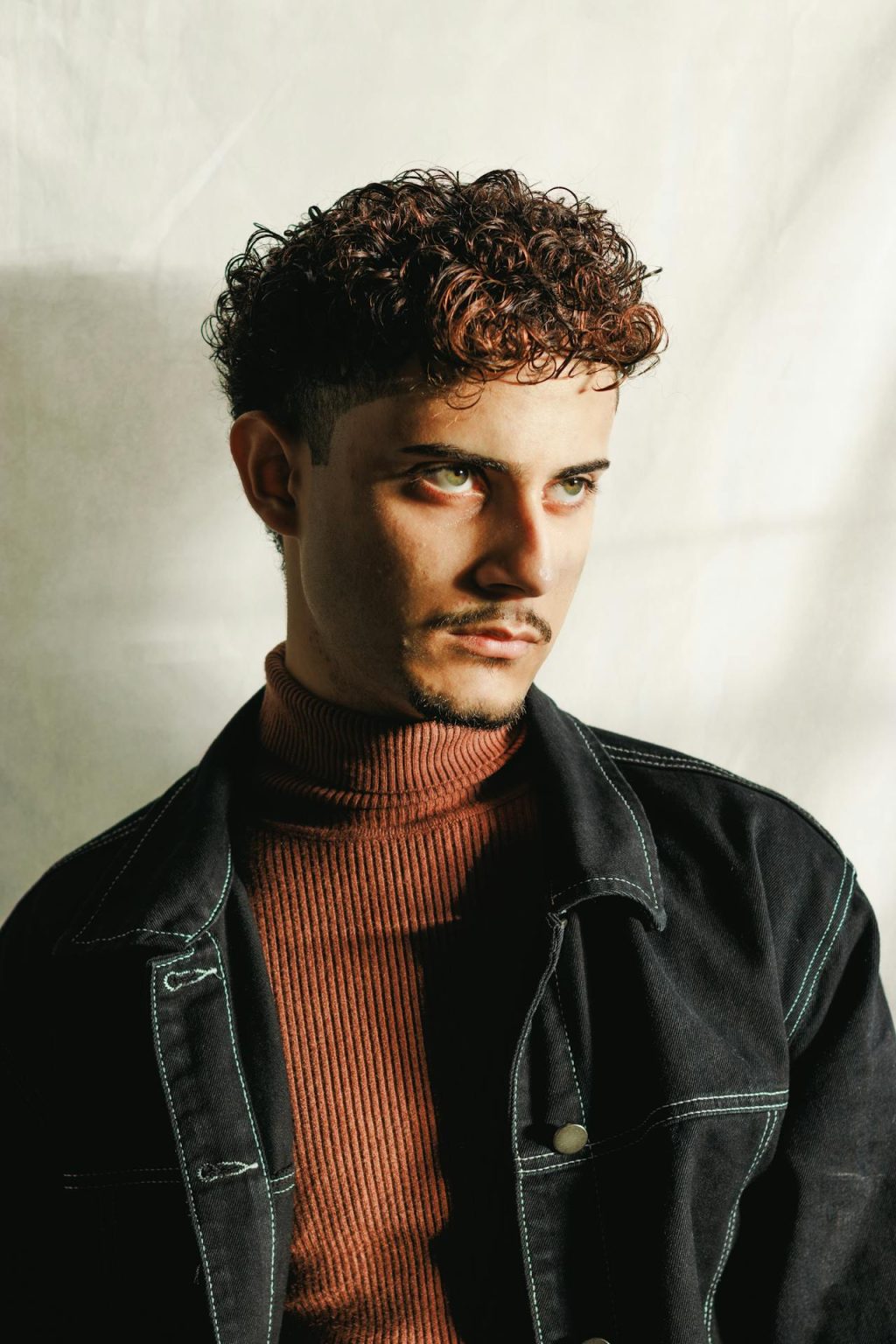 Men’s Short Haircuts With Curly Hair and How To Choose - The Modest Man