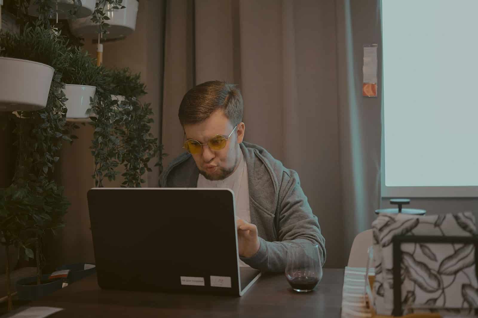 10 Reasons Your Desk Job Is Causing Back Pain in Your 30s - The Modest Man