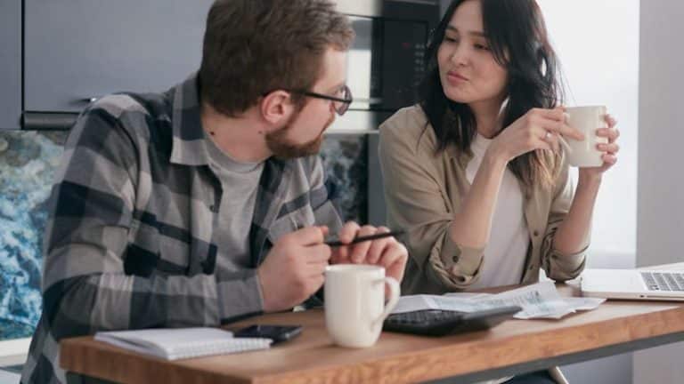 15 Signs a Man Feels Secure in His Relationship - The Modest Man