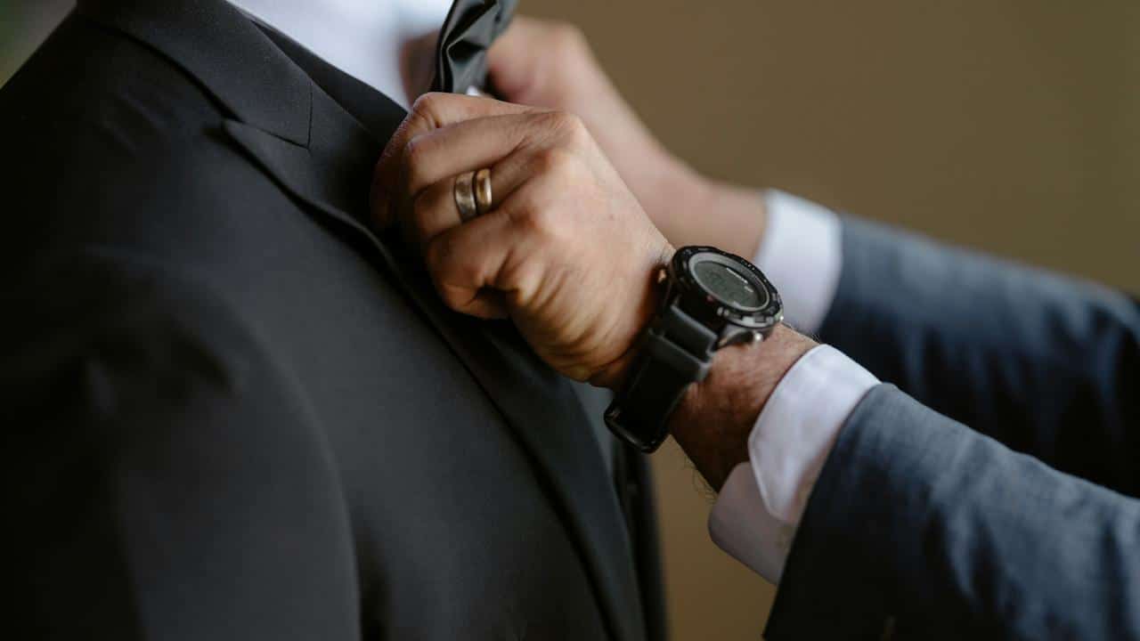 17 Things Confident Men Do Differently Without Even Thinking - The ...