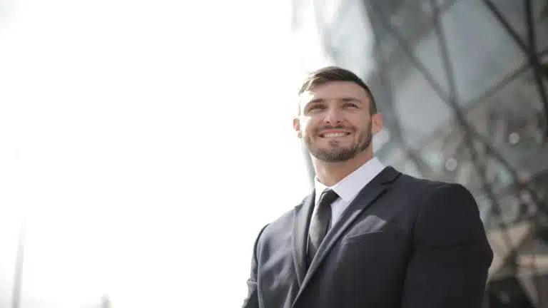 18 Body Language Habits That Signal Strength - The Modest Man