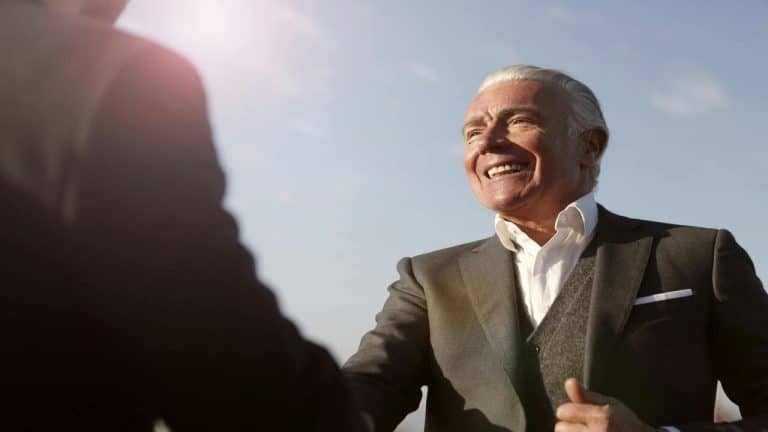 18 Body Language Habits That Signal Strength - The Modest Man