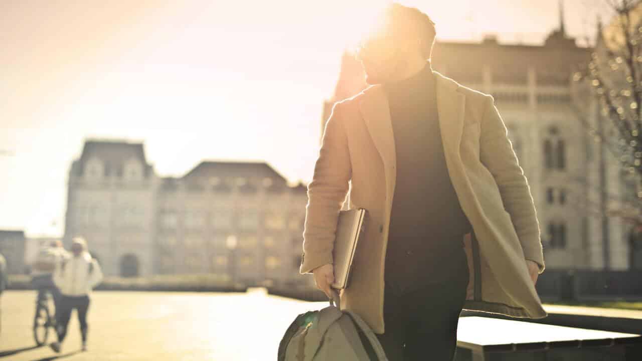 18 Body Language Habits That Signal Strength - The Modest Man