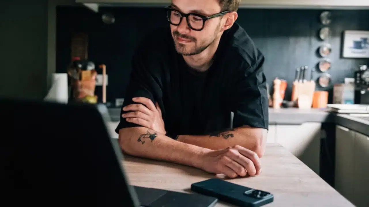 20 Real Challenges Men Face in Long Distance Relationships - The Modest Man