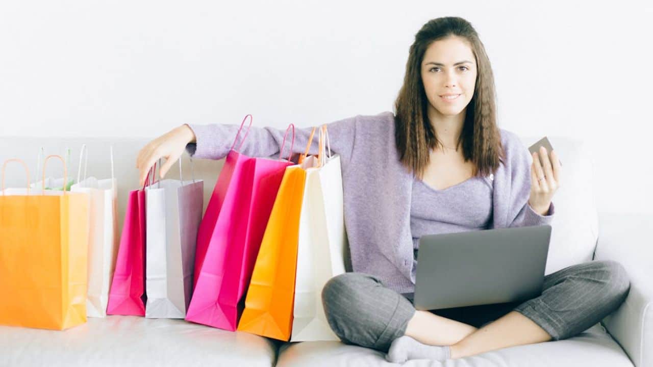 19 Smart Ways Men Can Handle a Spender Partner Without Starting a Fight ...