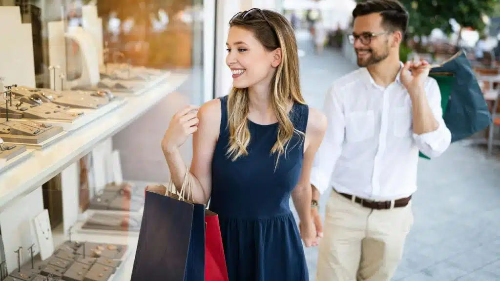 15 Signs You're Dating a Woman Who's a Gold Digger - The Modest Man