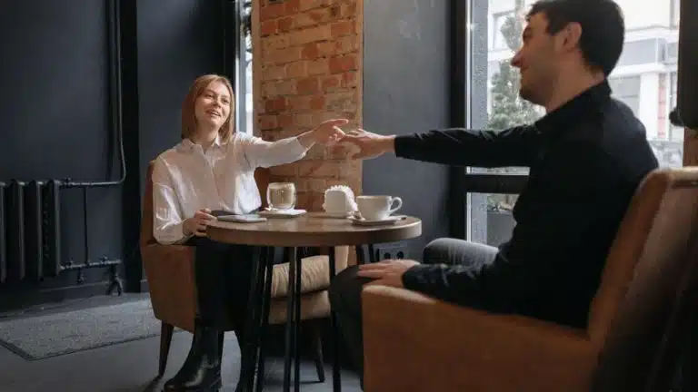 18 Signs She’s Into You Without Saying a Word - The Modest Man