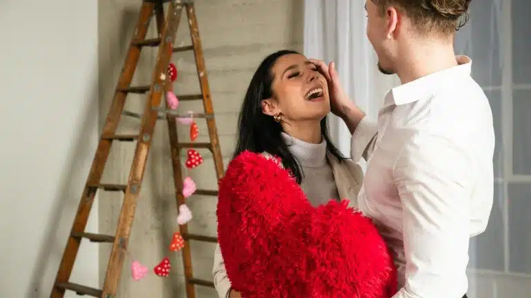 15 Signs You're Dating a Woman Who's a Gold Digger - The Modest Man