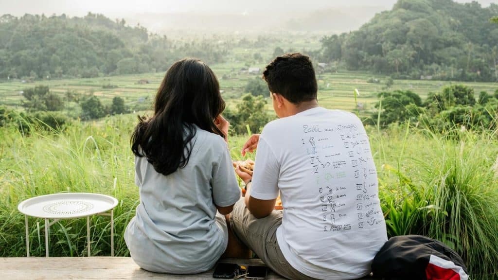 15 Signs You're Dating a Woman Who's a Gold Digger - The Modest Man