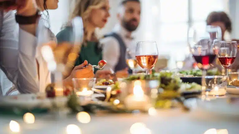 15 Signs You're Dating a Woman Who's a Gold Digger - The Modest Man