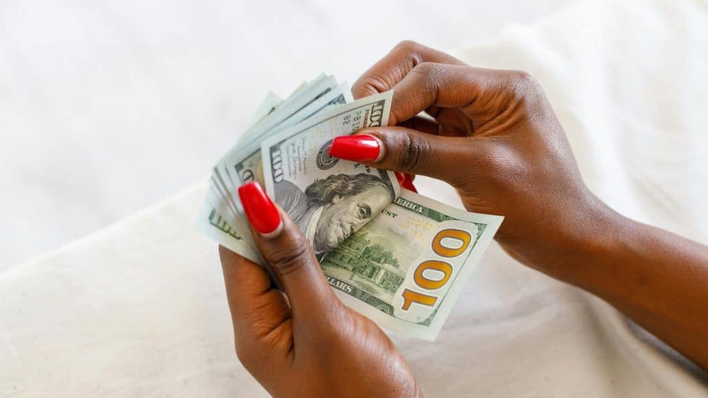 15 Signs You're Dating a Woman Who's a Gold Digger - The Modest Man