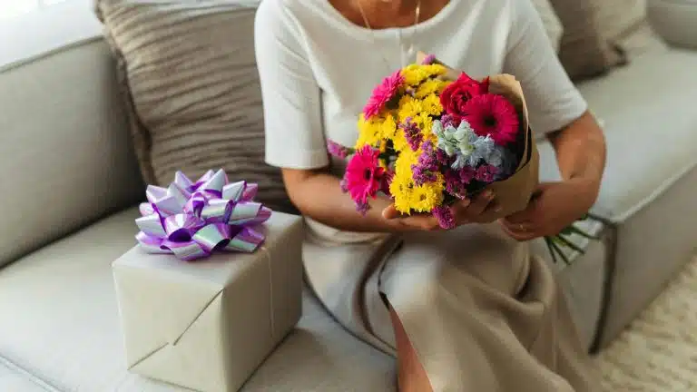 15 Signs You're Dating a Woman Who's a Gold Digger - The Modest Man