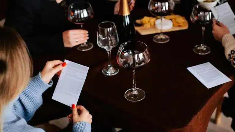 15 Signs You're Dating a Woman Who's a Gold Digger - The Modest Man