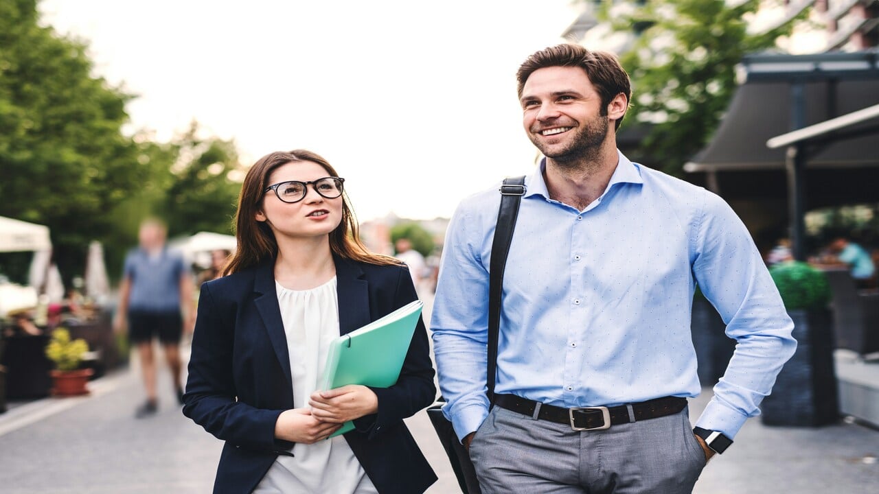 20 Things Men Who Get Chased by Women Do Differently