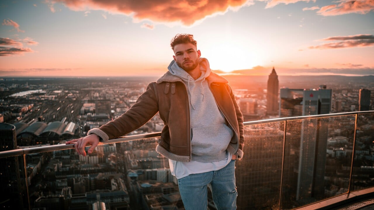 20 Things Men Who Get Chased by Women Do Differently