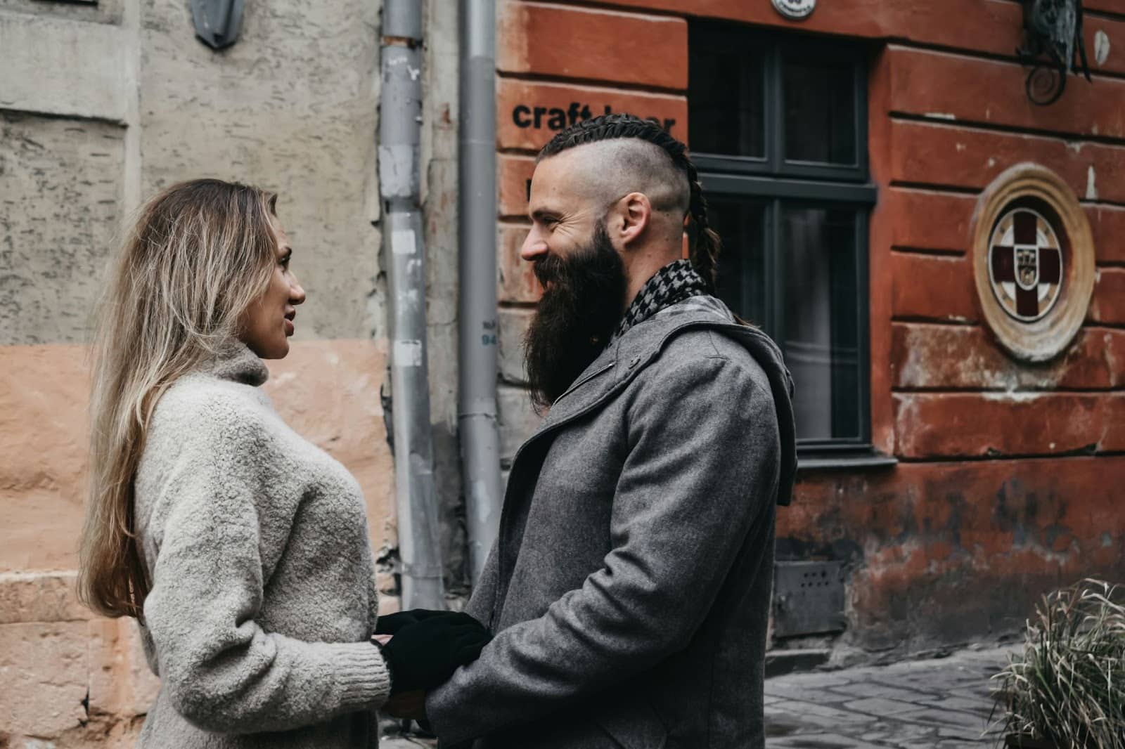 19 Ways to Be a Better Listener in a Relationship