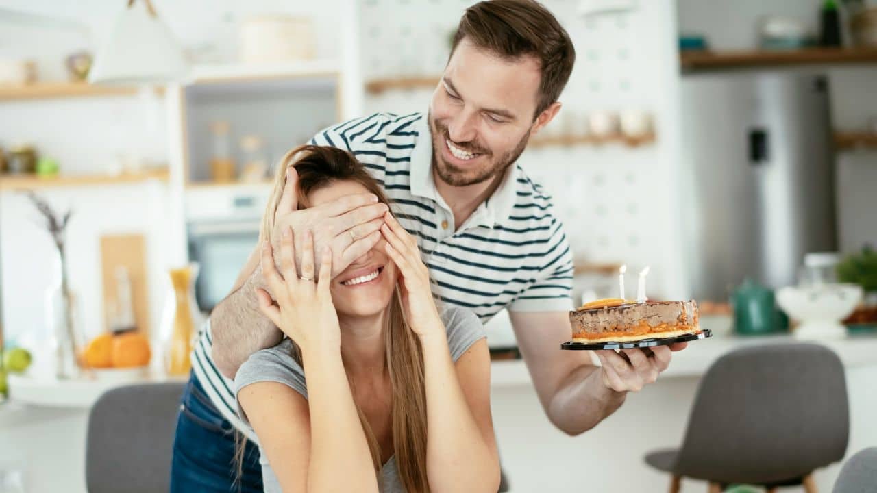 18 Hilarious Ways Men Apologize for Things They Never Did