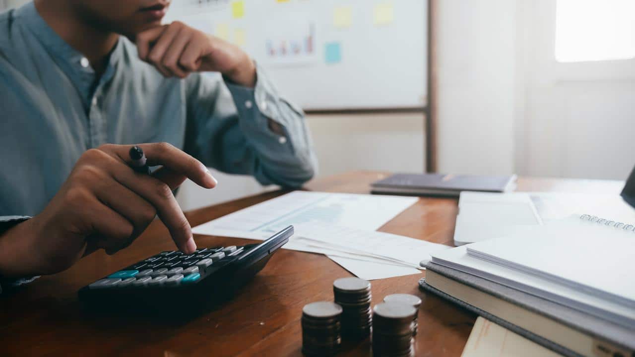 18 Habits of Men With Six-Figure Incomes That Made Them Wealthy