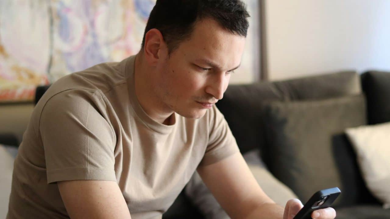 20 Things Women Swear Instantly Expose a Man as a “Bad Guy”