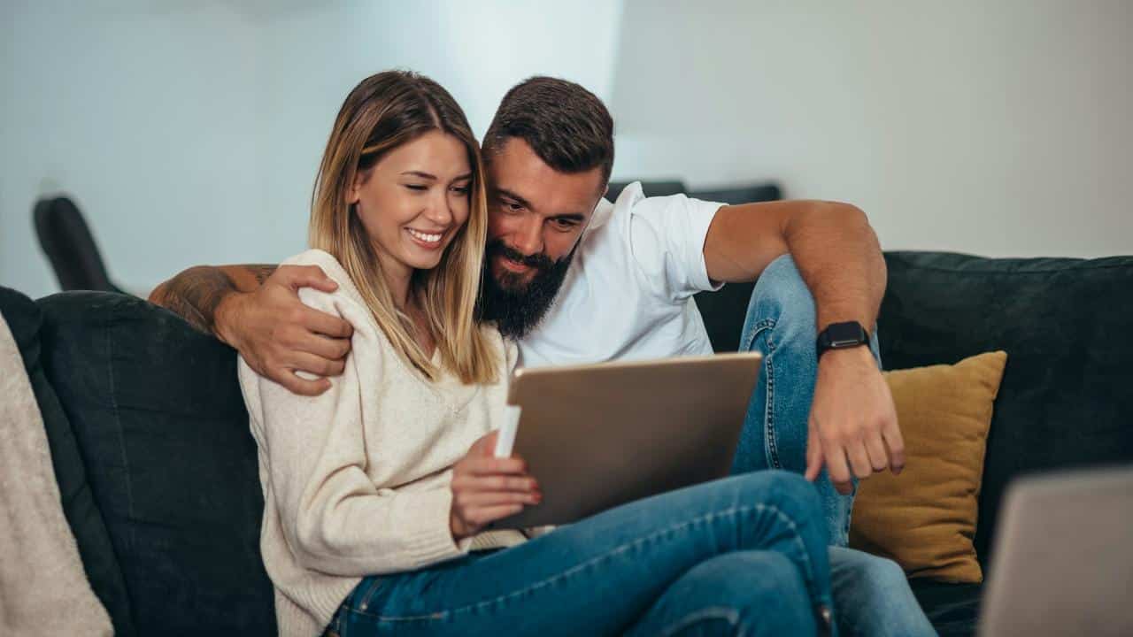 17 Convincing Reasons Couples Who Share Finances Are Happier Together