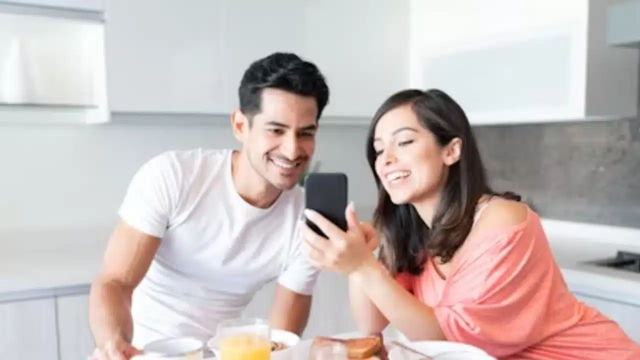 20 Signs She’s Flirting With You Without Saying a Word