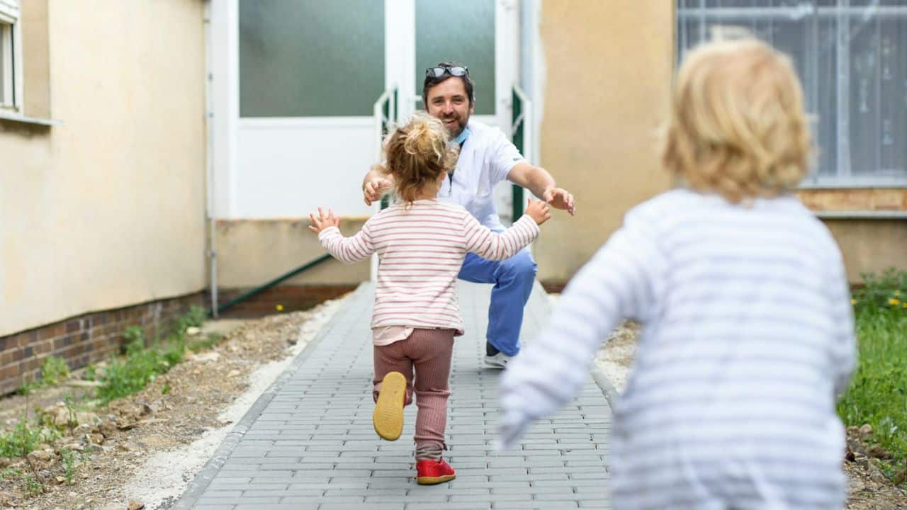 16 Times Men Step Up and Become the Unspoken Hero