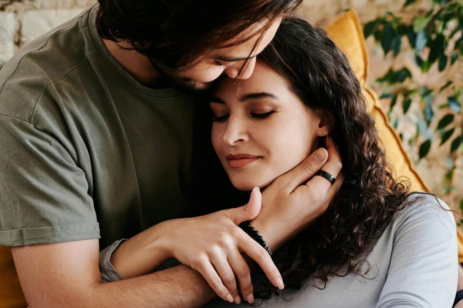 18 Ways Real Love Looks Boring (But Isn’t)