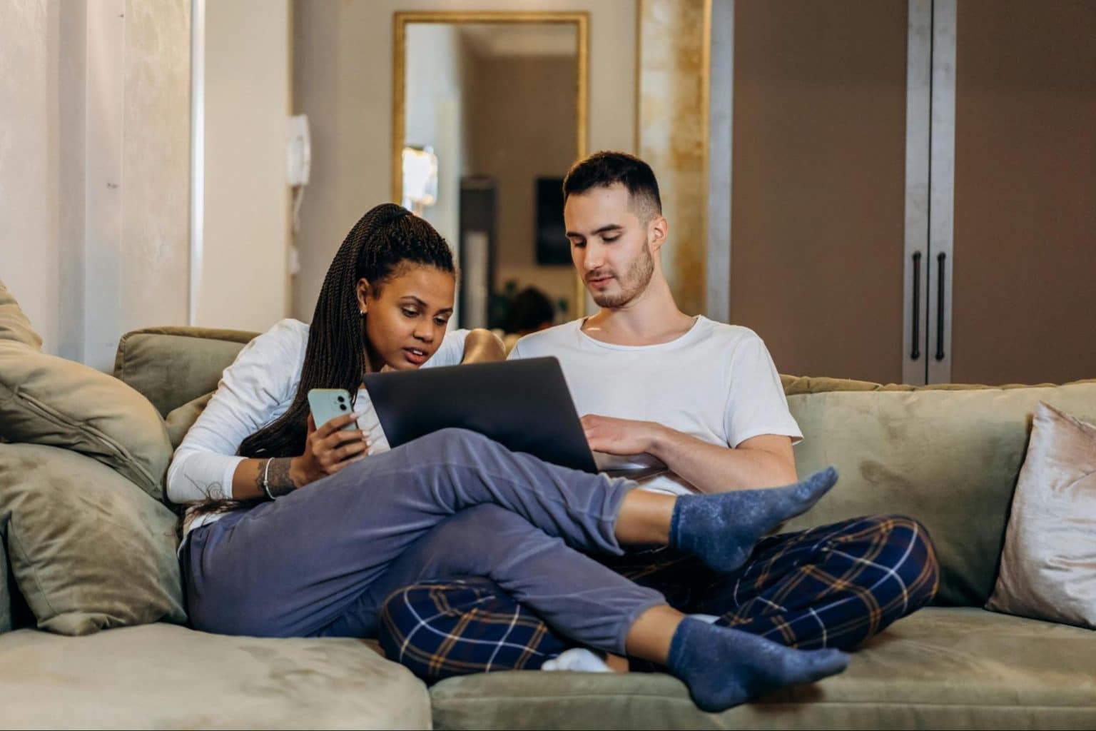 19 Ways Secure Men Handle Distance Differently
