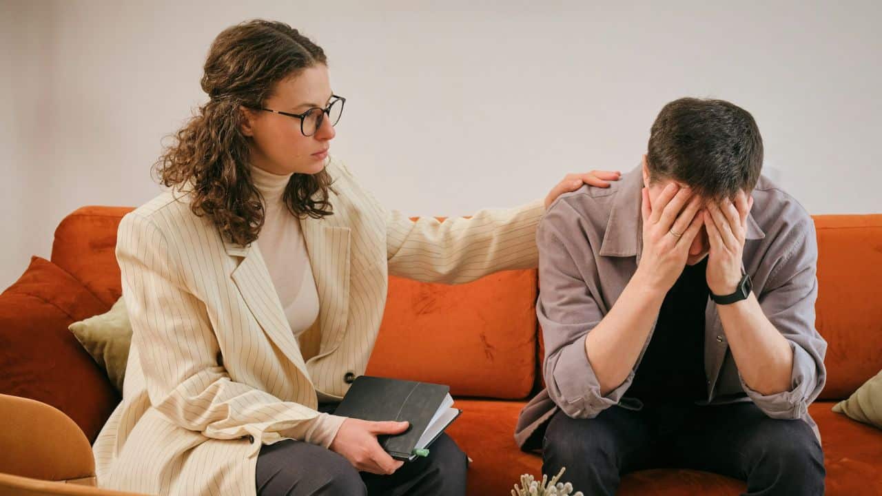 17 Ways Men Shut Down Emotionally and Expect Women to Just Deal With It
