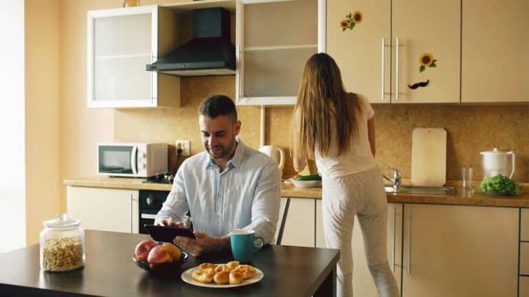 15 Red Flags In Your Husband’s Behavior That Show He Is Toxic, And You ...