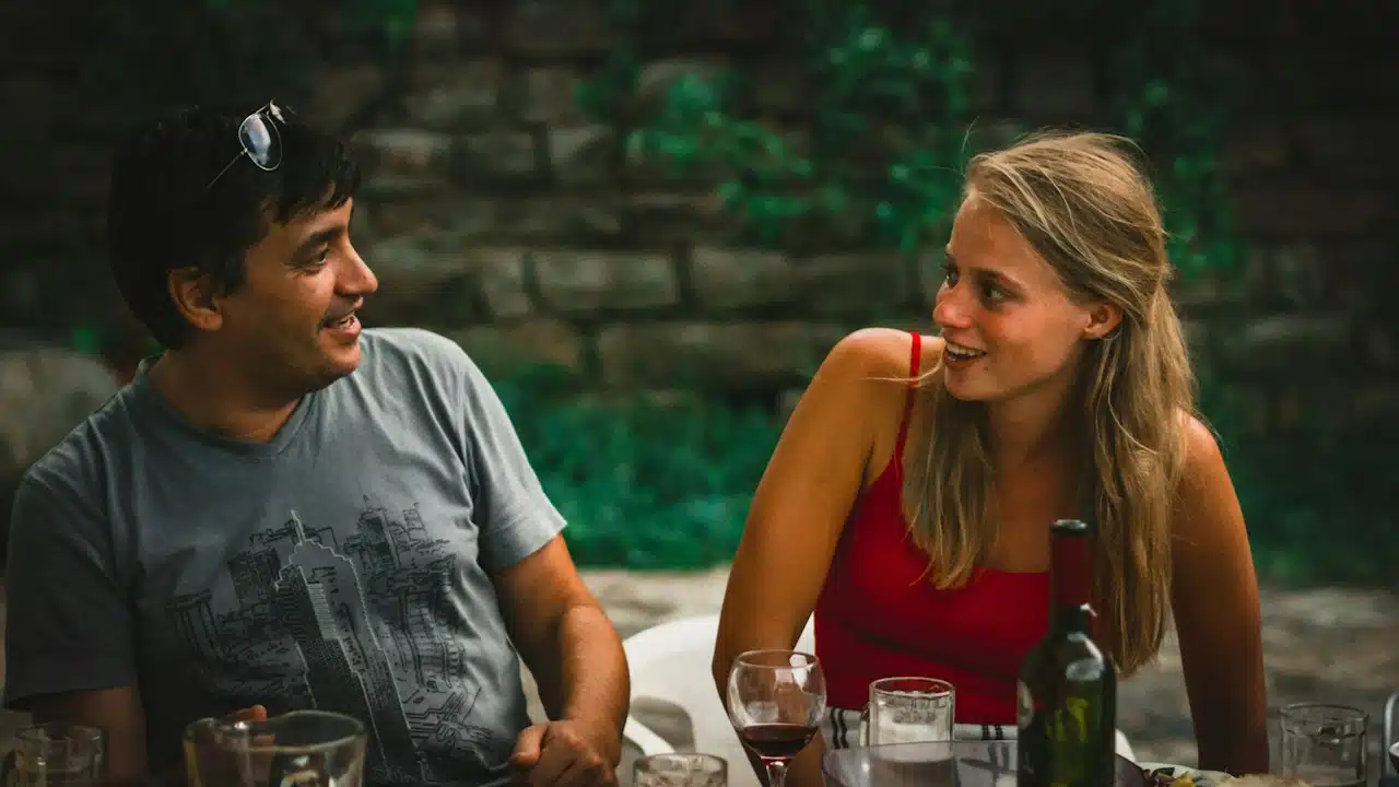 18 Body Language Signals Women Give Off That Most Men Completely Miss ...