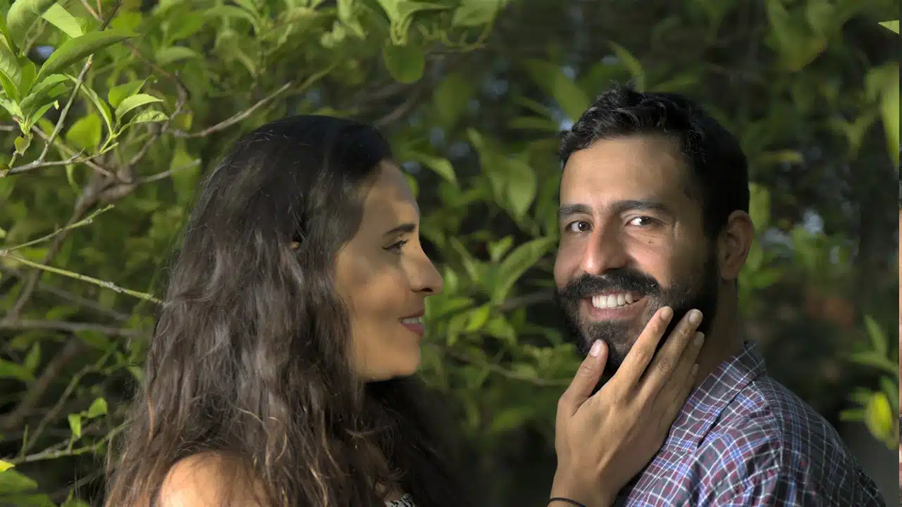 18 Body Language Signals Women Give Off That Most Men Completely Miss ...