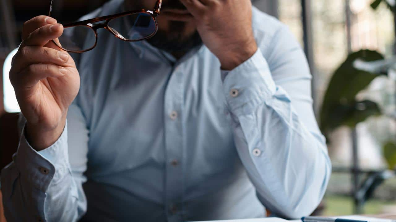 15 Quiet Signs You’re Emotionally Shut Down (Without You Even Realizing It)