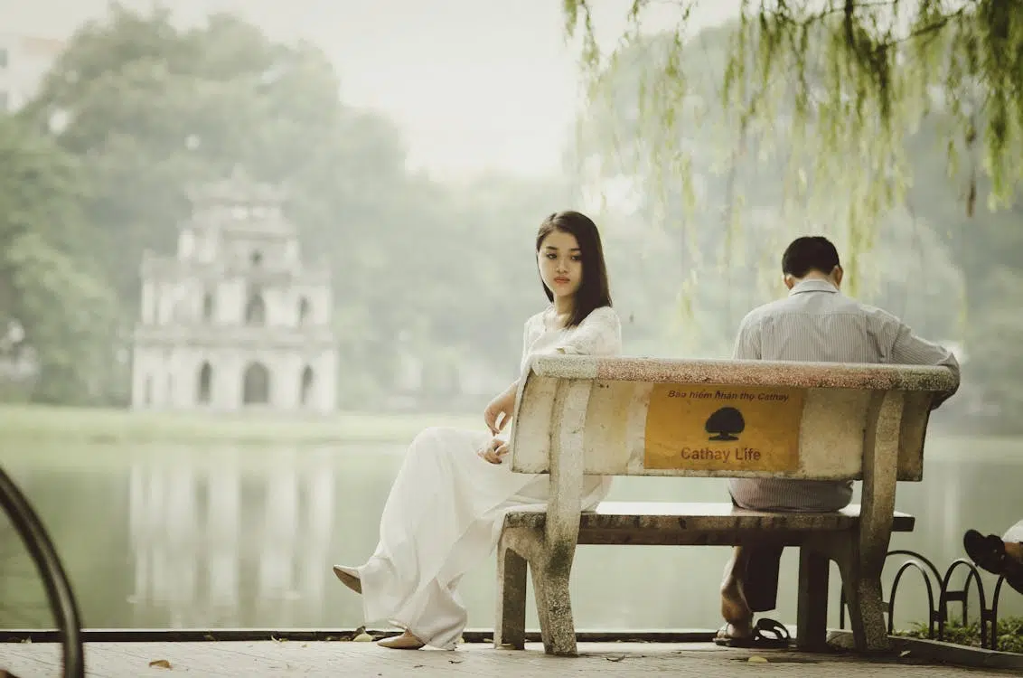 15 Things Men Do When He's Already Tired of You - The Modest Man