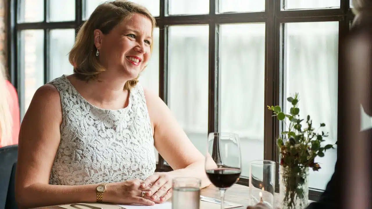 16 Secret Body Language Cues Women Use When They’re Into You