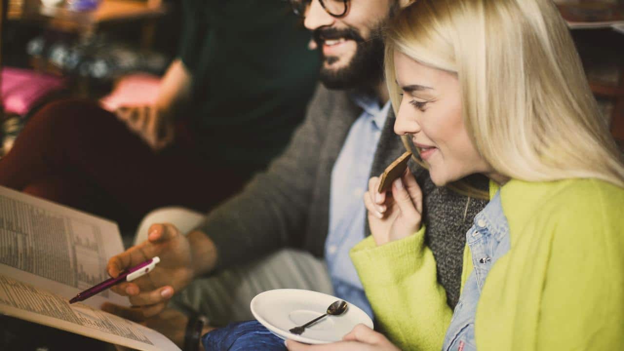 15 Body Language Cues That Hint Your Date Is Enjoying Their Time With ...