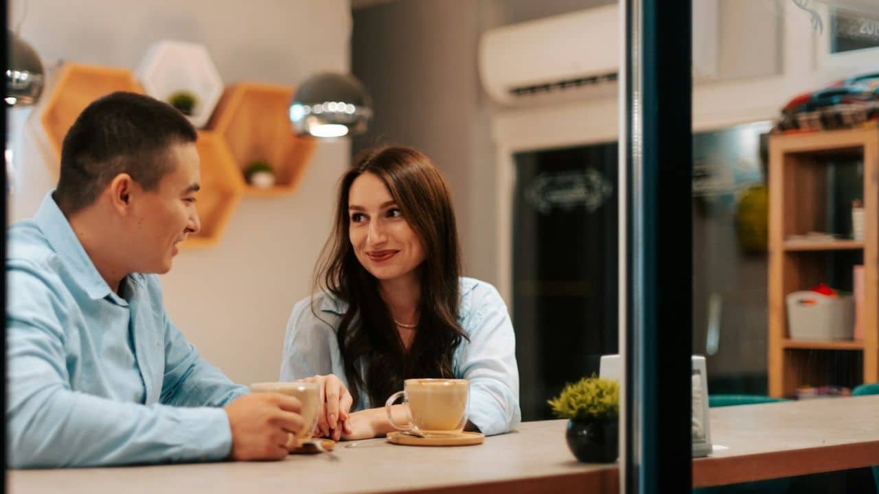 16 Secret Body Language Cues Women Use When They’re Into You
